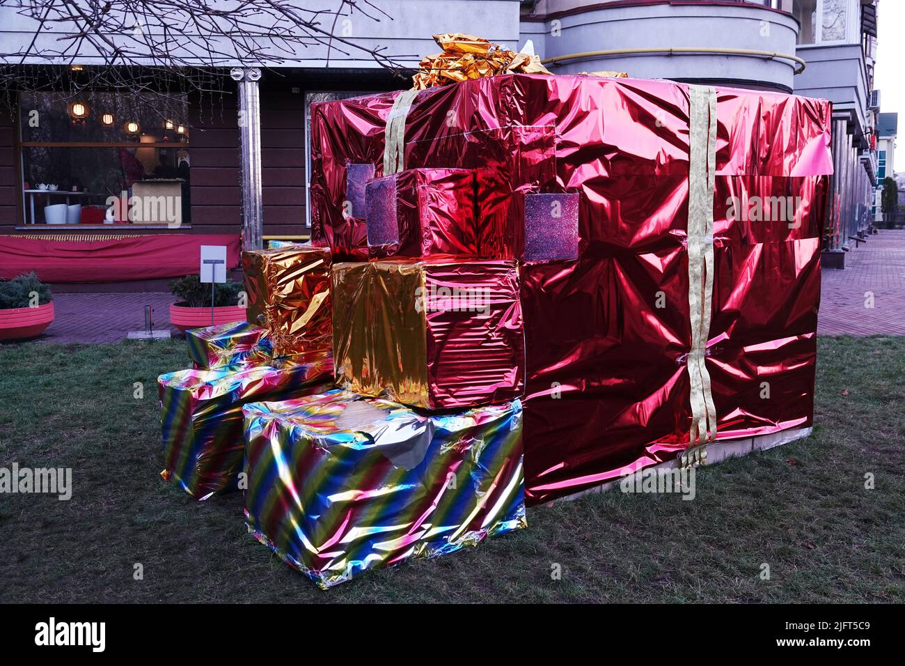 Huge gift box hi-res stock photography and images - Alamy