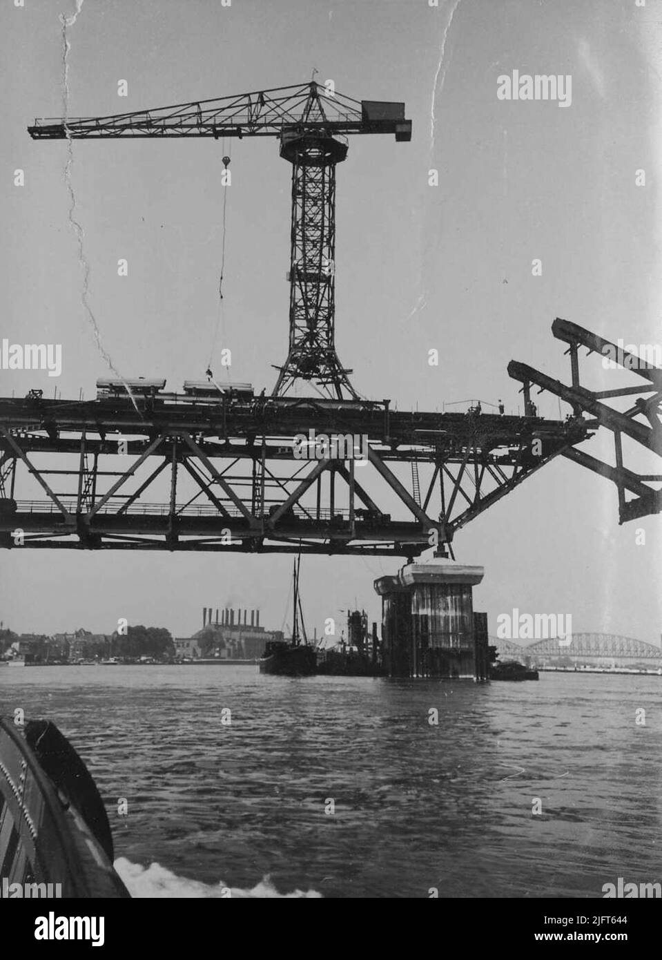 A floating goat for the construction of the Waal traffic bridge; With ...