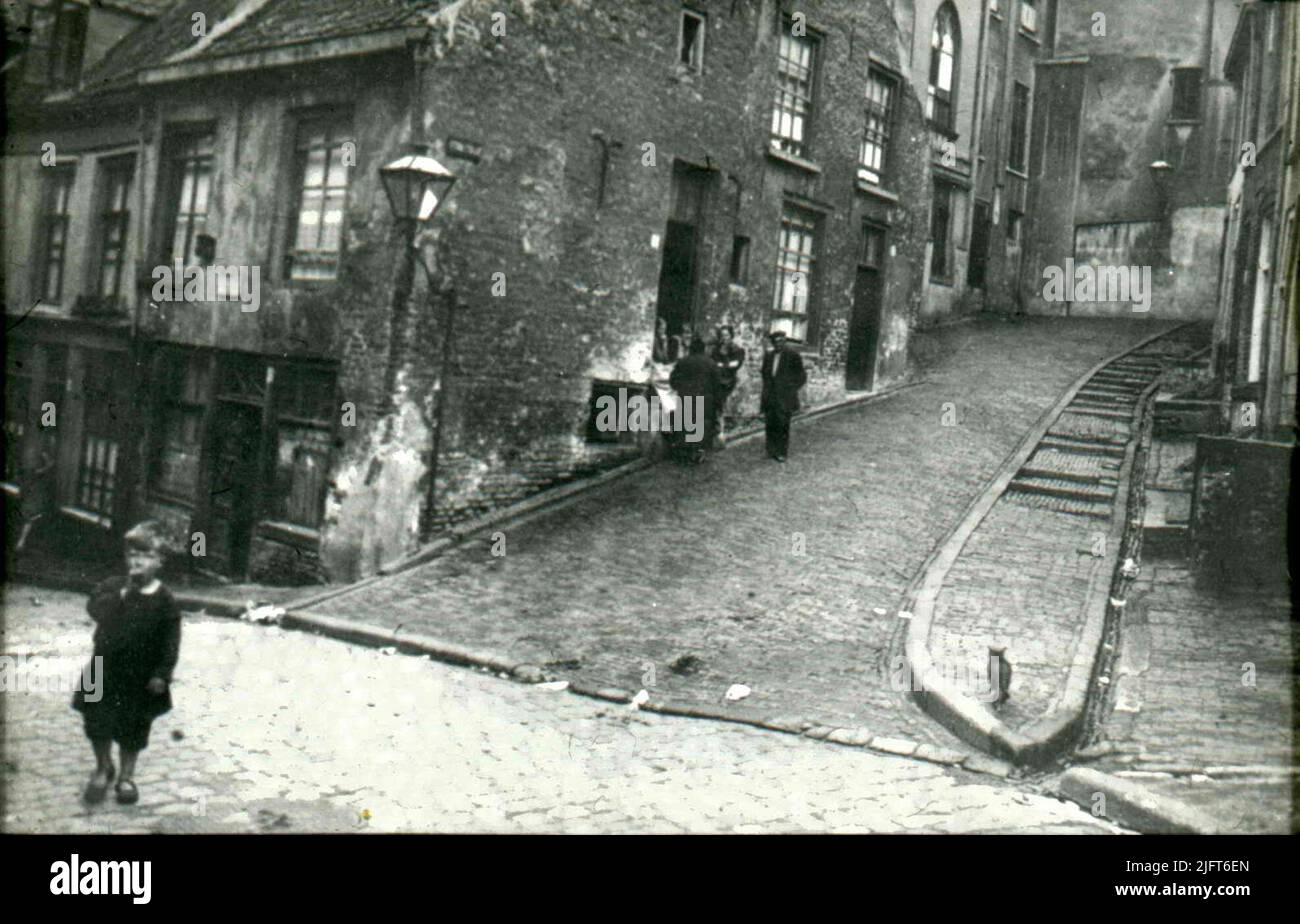 Direction south and dead-end through the construction of Bat-Bouwe-Zate ...