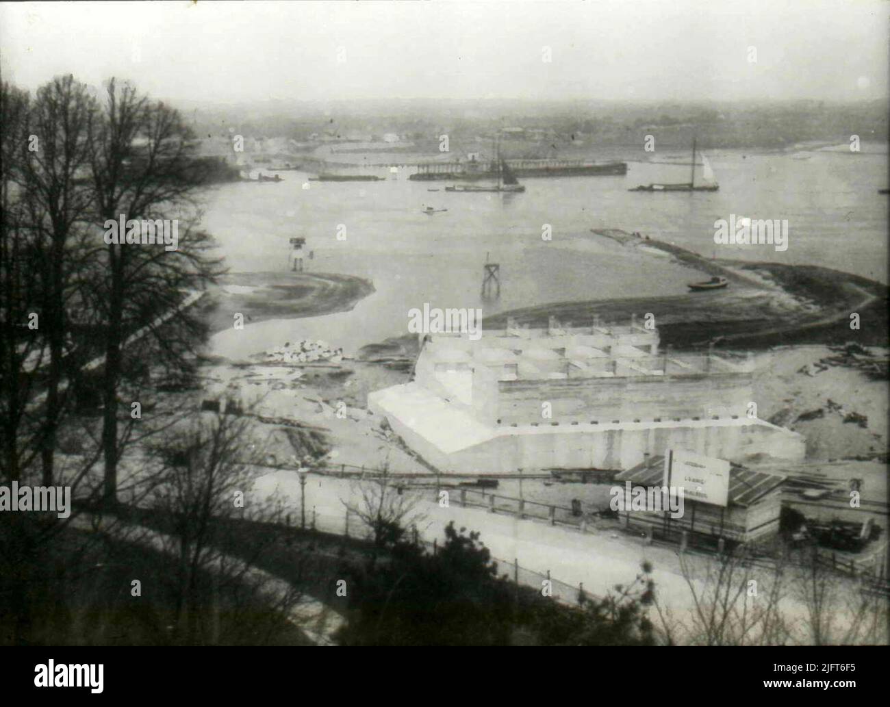 Direction North, direction Lent. Traffic bridge under construction seen ...