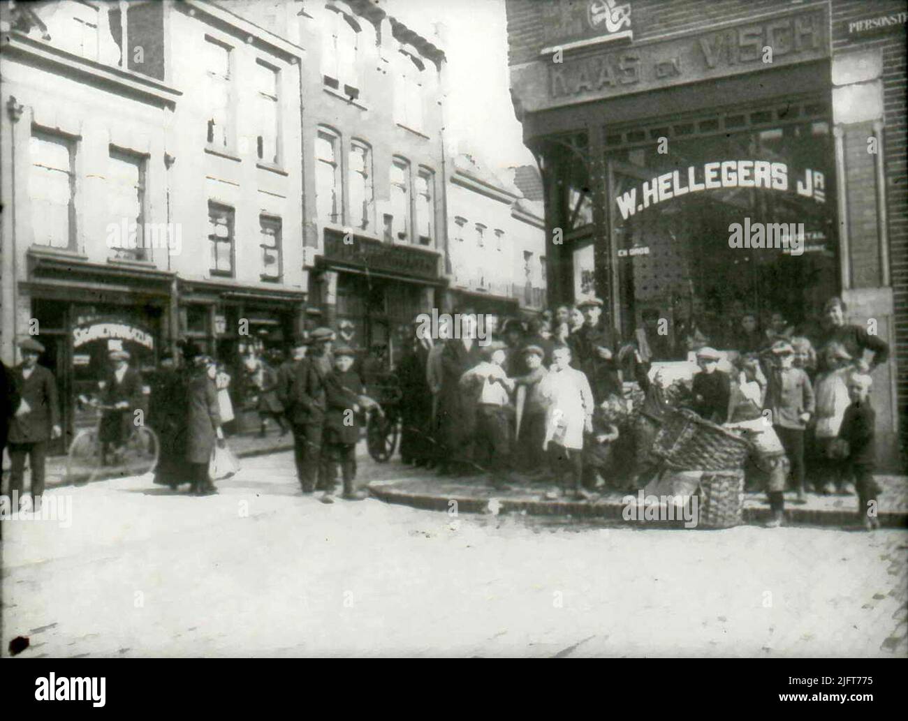 Fish distribution during the First World War. Customers waiting for the ...