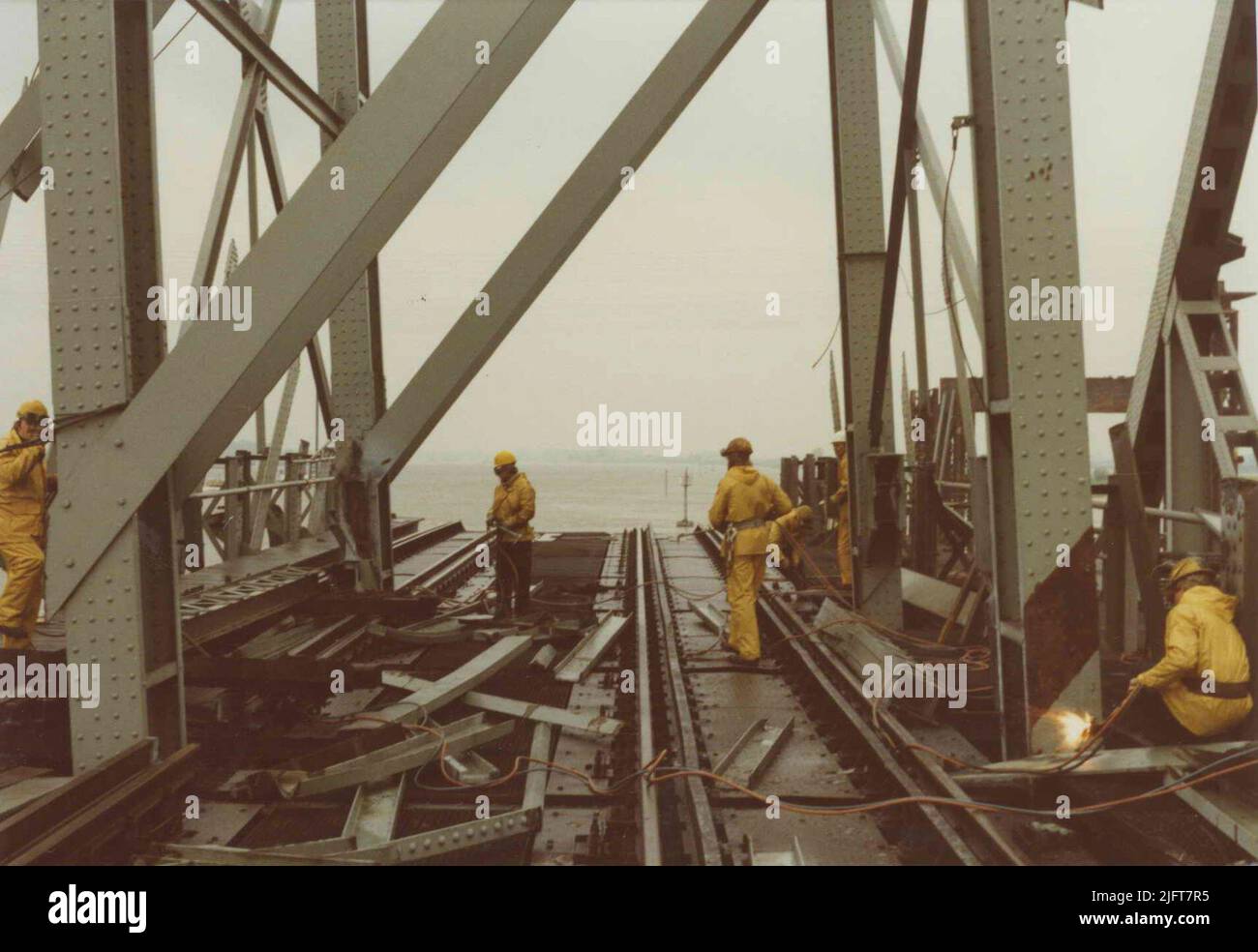 Construction / modernization of the railway bridge, where only one arch ...