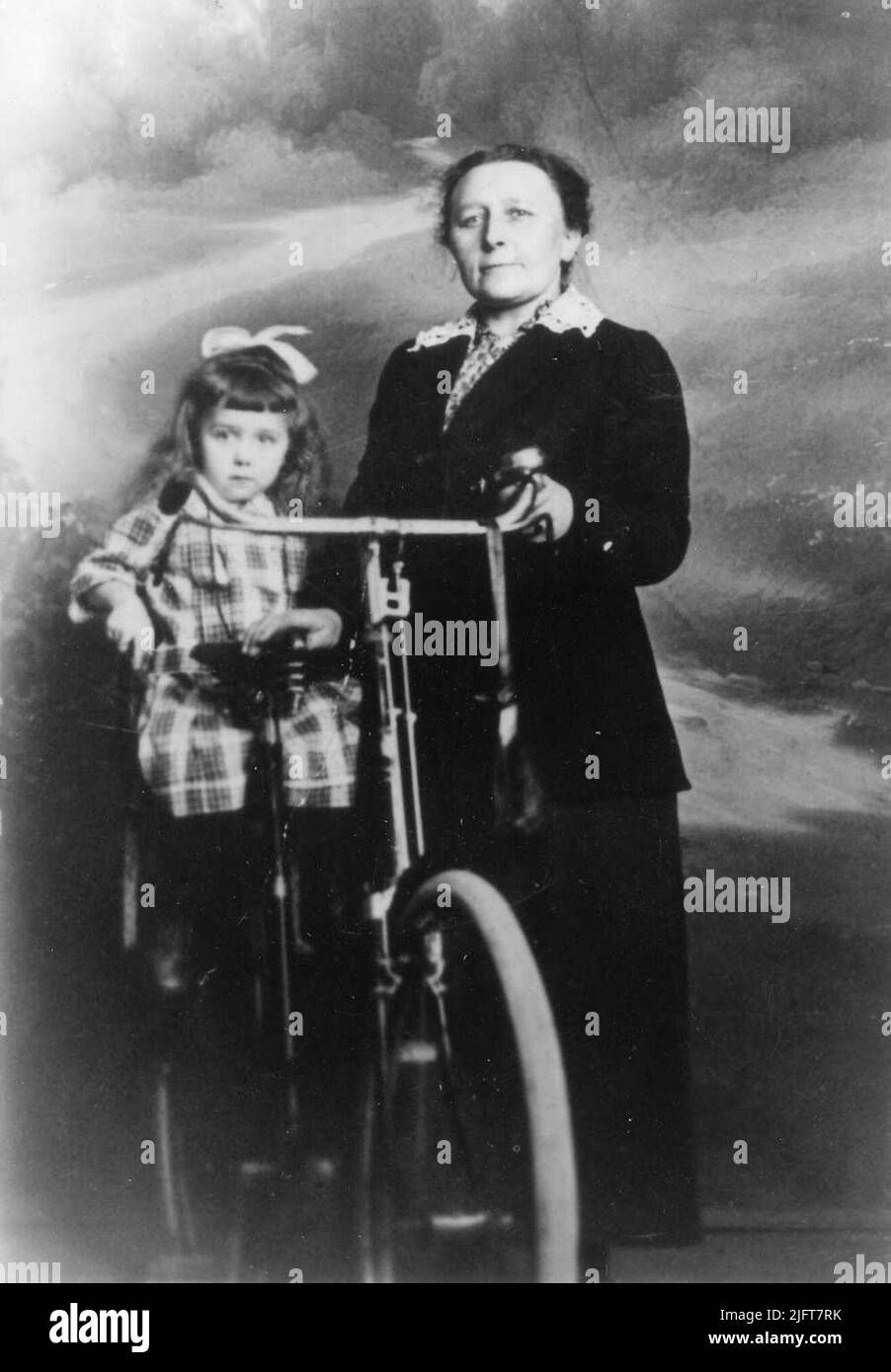 Persons: Hendrica Wolters (Balgoy 1880-Nijmegen 1936) with niece Maria ...