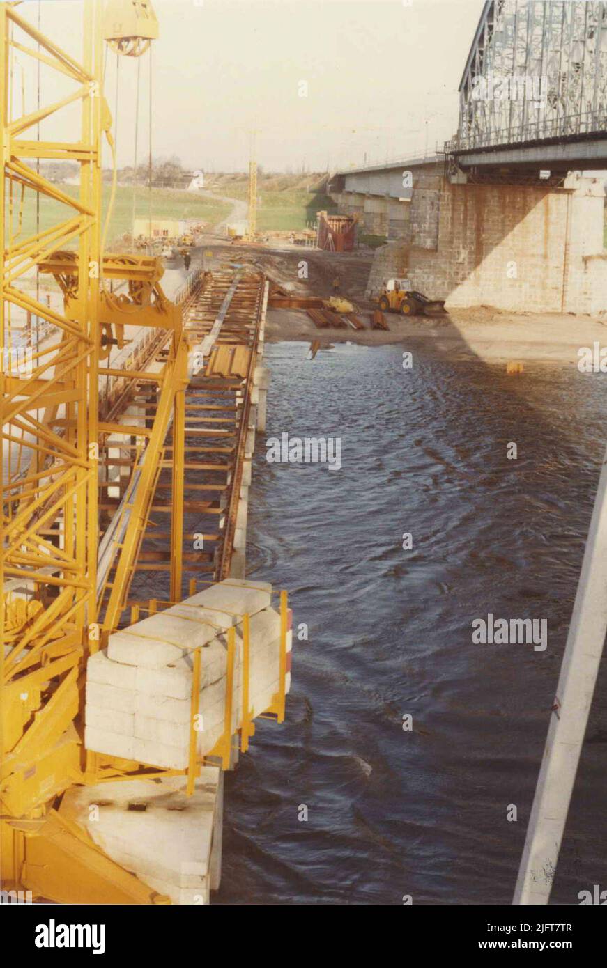 Construction / modernization of the railway bridge, where only one arch ...