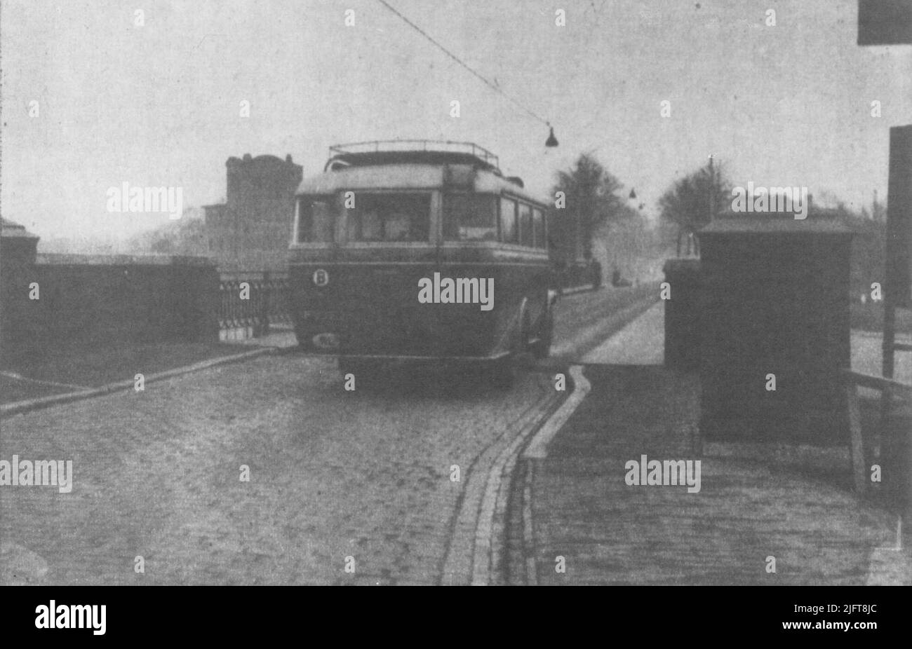 A bus passes the viaduct from the railway line to Venlo towards Keizer ...