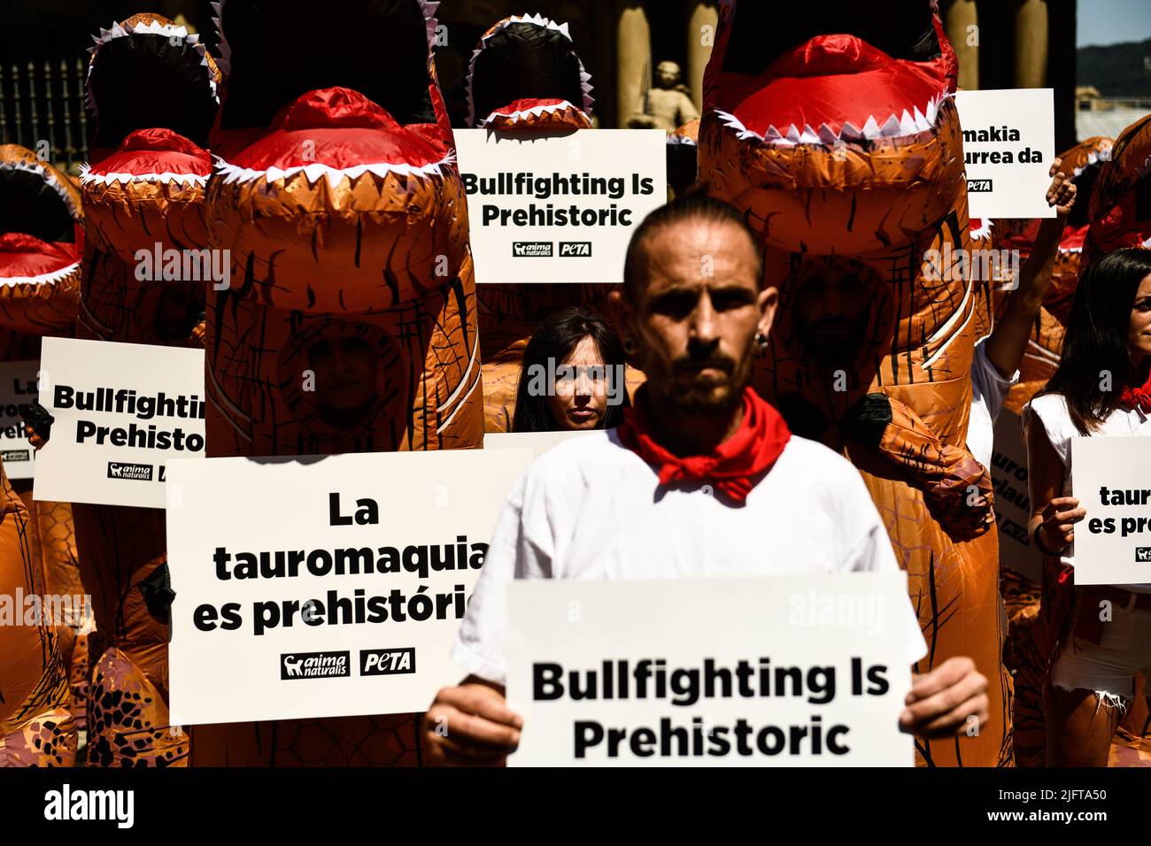 Pamplona , Juli 5, 2022.Demonstrators protest against bullfighting in ...