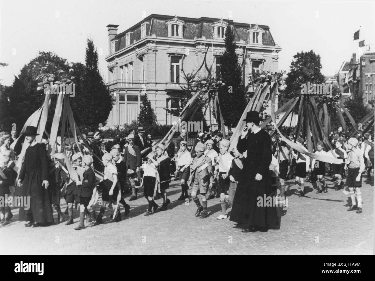 Opening Waalbrug; School children of the St. Jozefschool with party ...