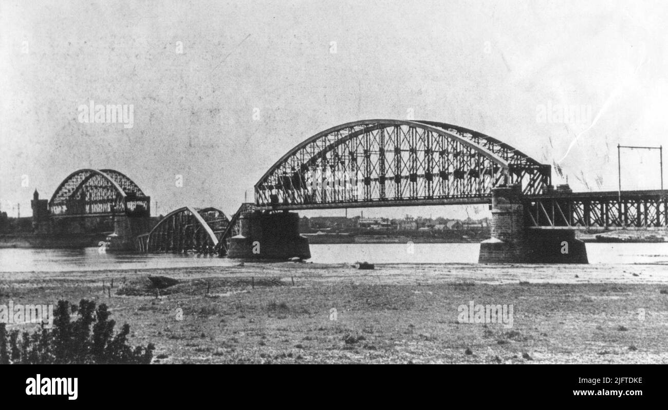 The inflated middle arch of the railway bridge Stock Photo - Alamy