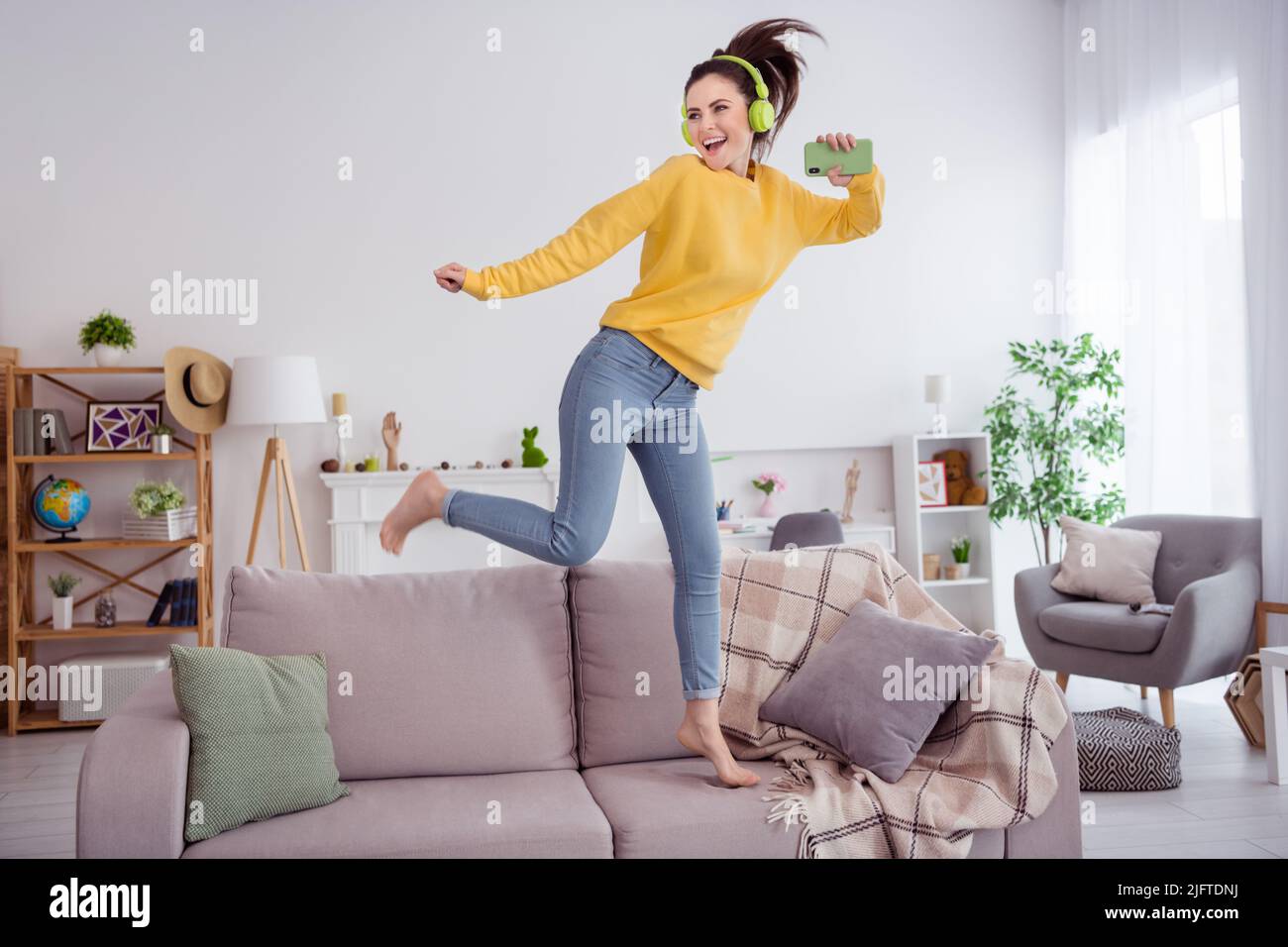 Full length body size view of attractive cheerful girly girl dancing ...