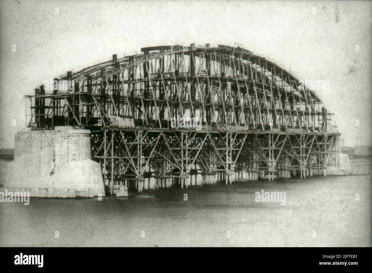 First arch of the railway bridge under construction Stock Photo - Alamy
