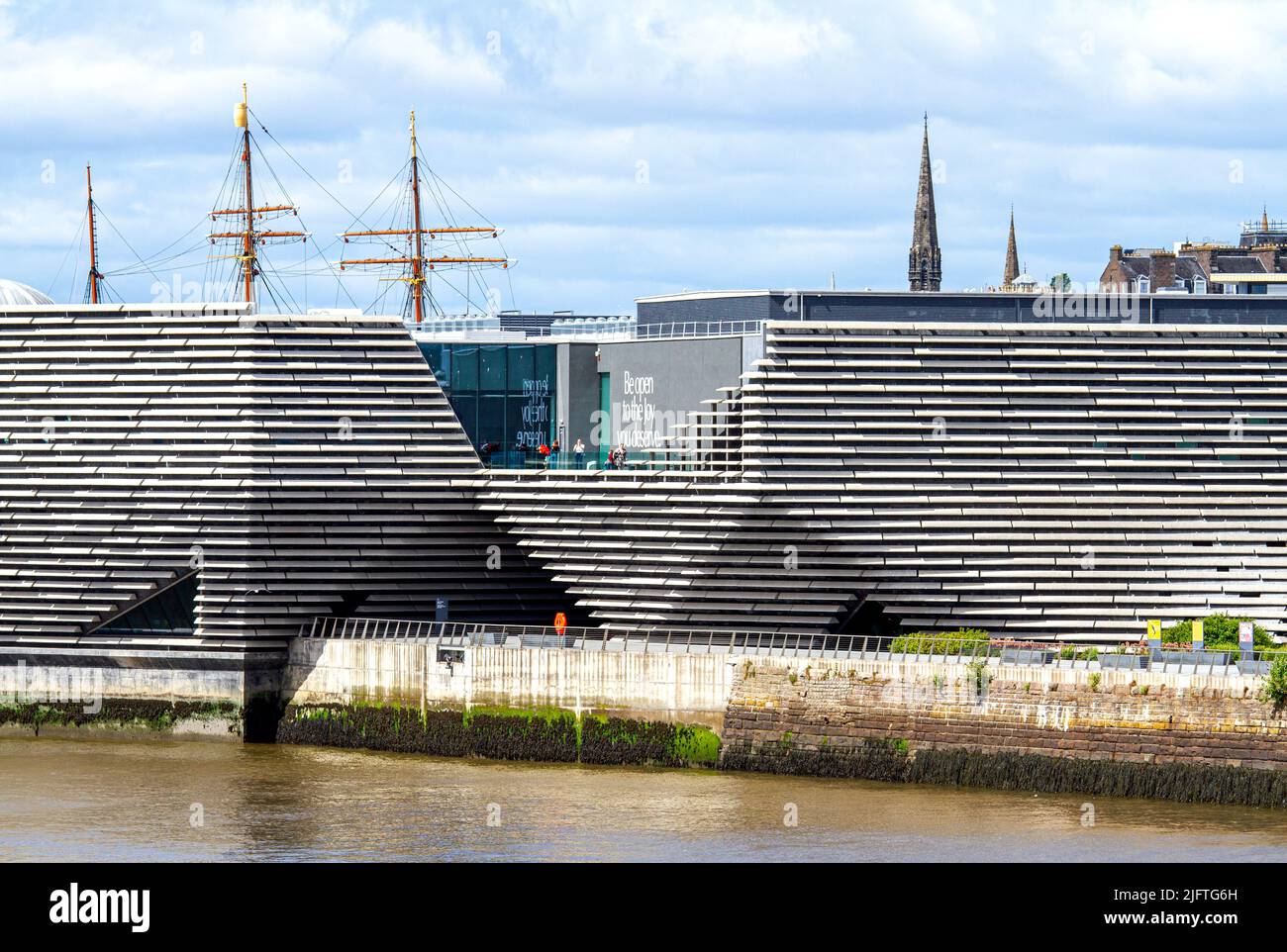 Dundee, Tayside, Scotland, UK. 5th July, 2022. UK Weather: Cloudy skies ...