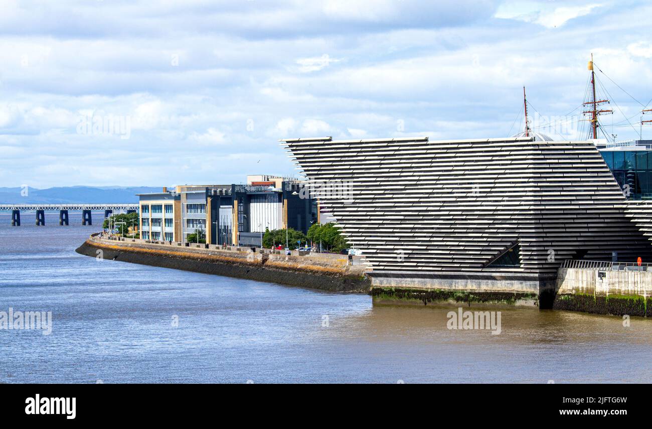 Dundee, Tayside, Scotland, UK. 5th July, 2022. UK Weather: Cloudy skies ...