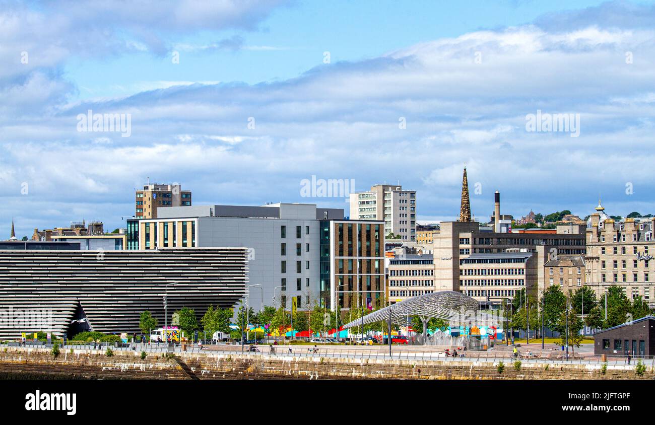 Dundee, Tayside, Scotland, UK. 5th July, 2022. UK Weather: Cloudy skies ...