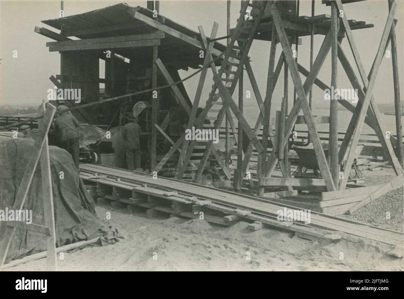 Construction of a wooden scaffold Stock Photo - Alamy