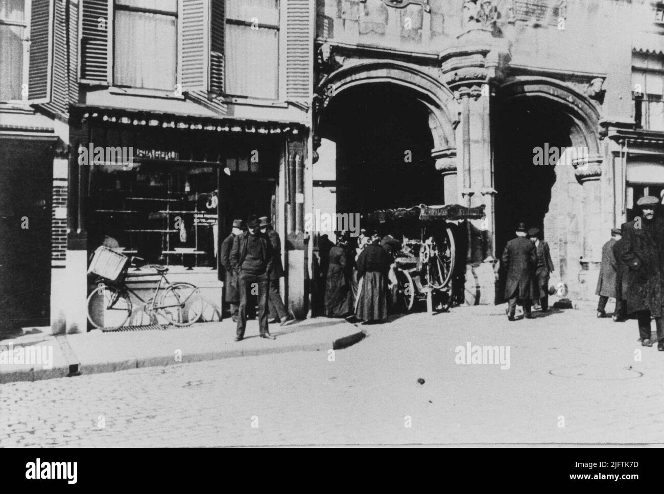 The scissors sleep of the Falize family, standing under the church arch ...