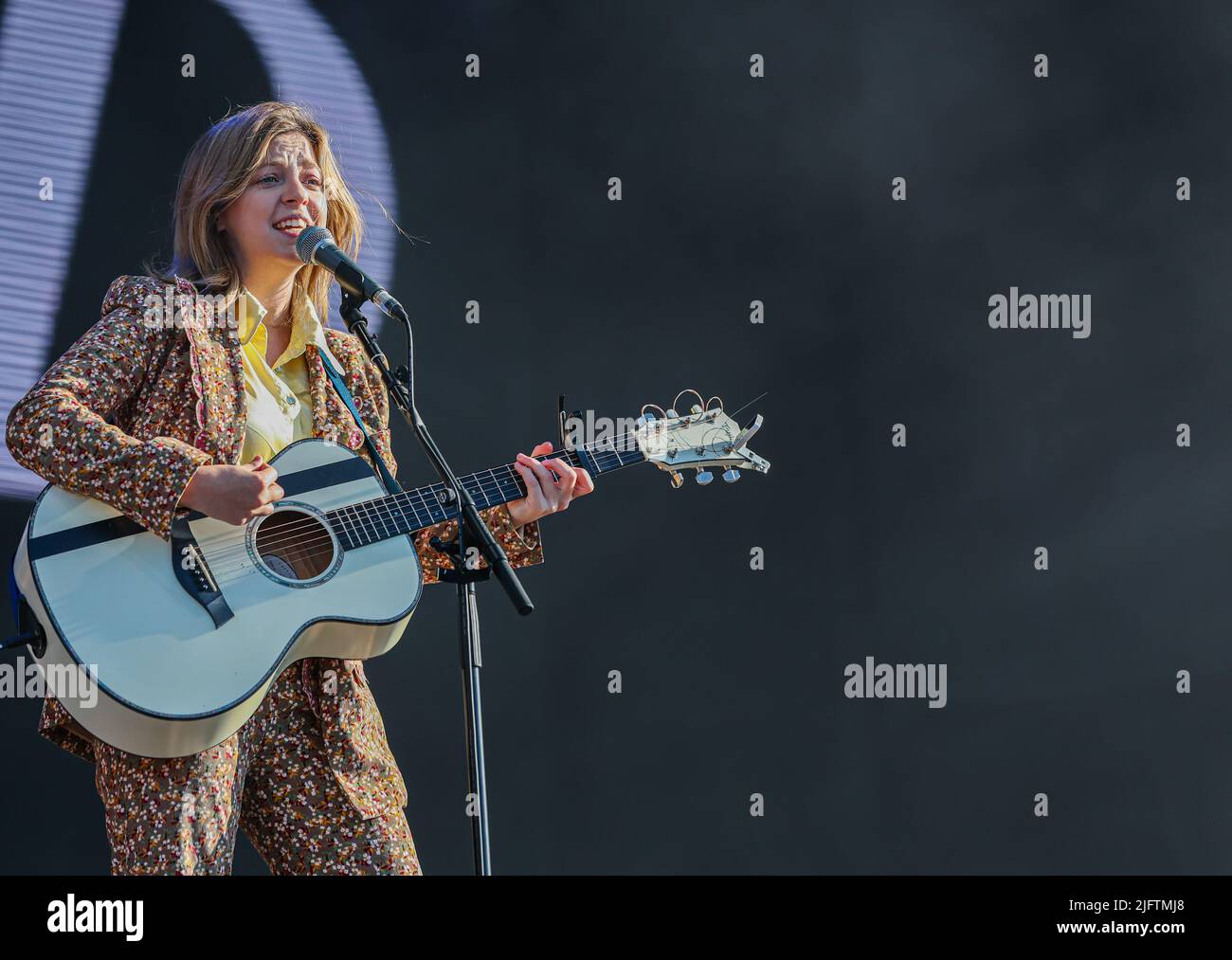 Jade bird singing hi-res stock photography and images - Alamy