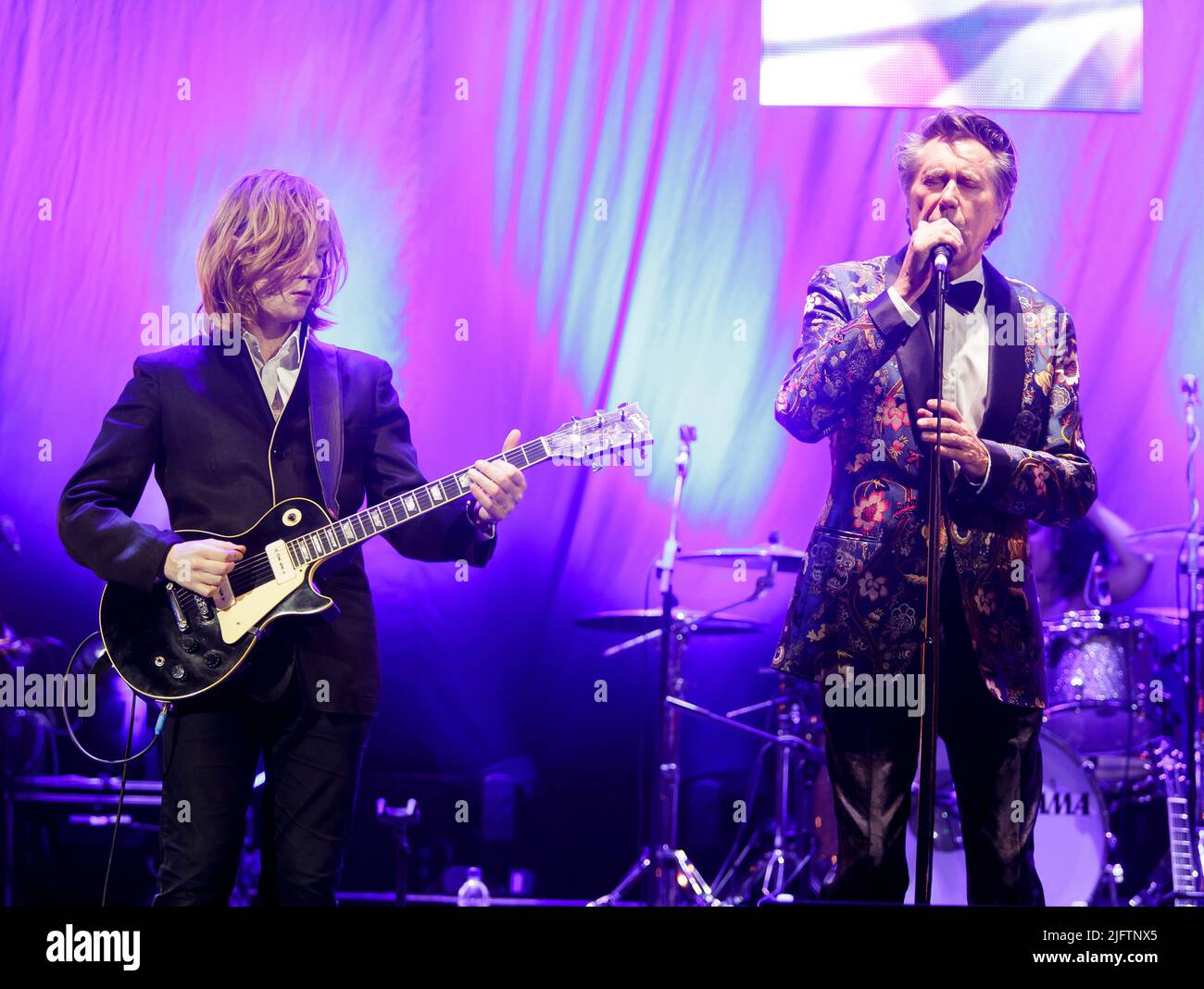 Oliver thompson bryan ferry next to each other hi-res stock photography ...