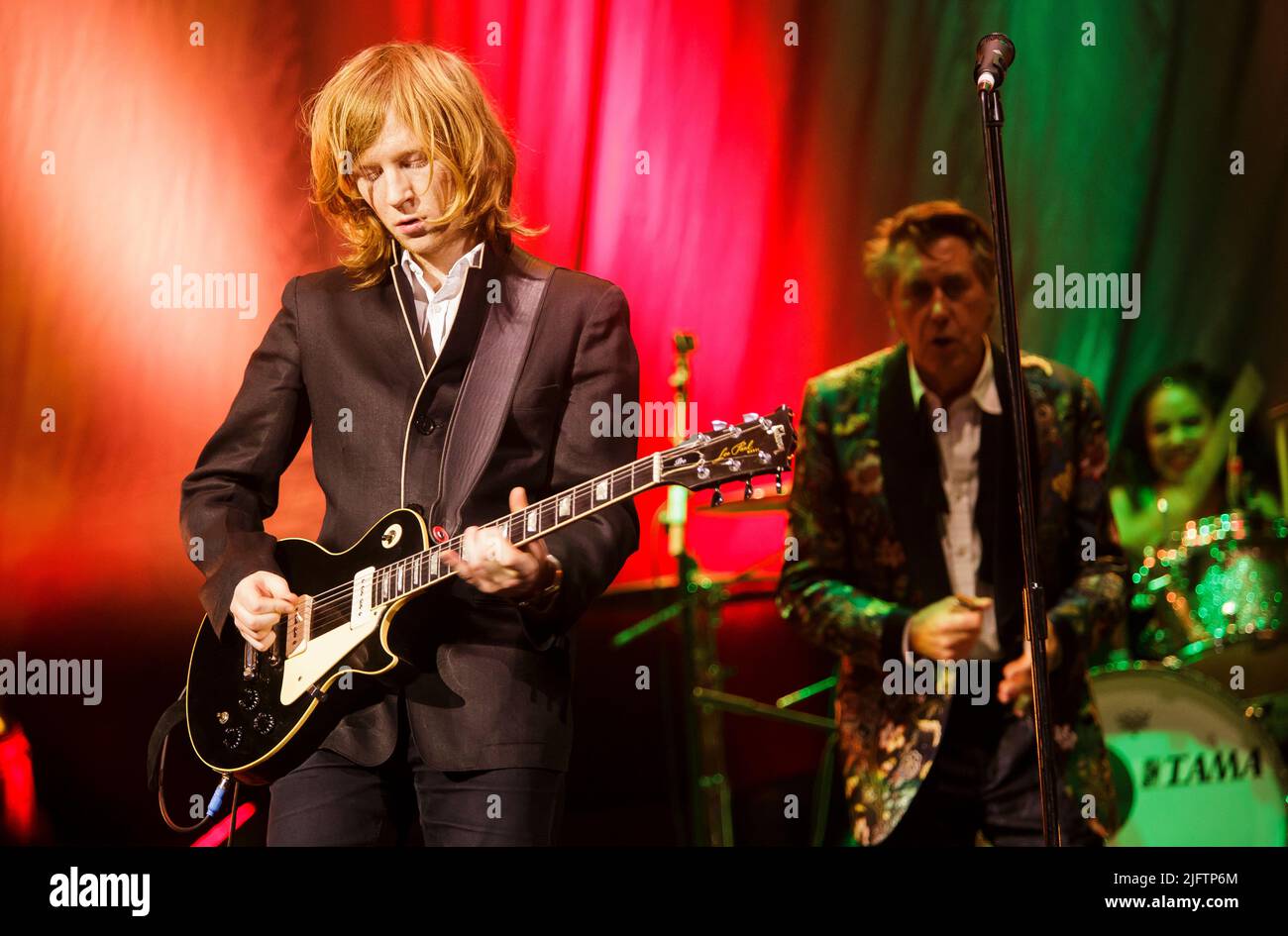 Oliver thompson bryan ferry next to each other hi-res stock photography ...