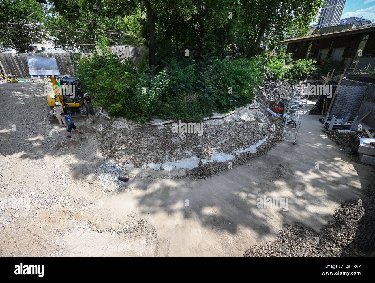05 July 2022, Hessen, Frankfurt/Main: An excavator stands in the ...