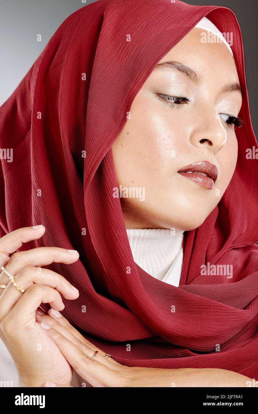 Elegant muslim woman posing in a studio wearing a hijab. Headshot of a ...
