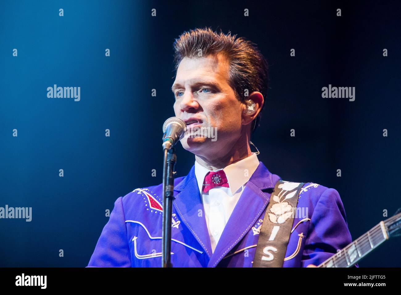 American singer chris isaak hi-res stock photography and images - Alamy