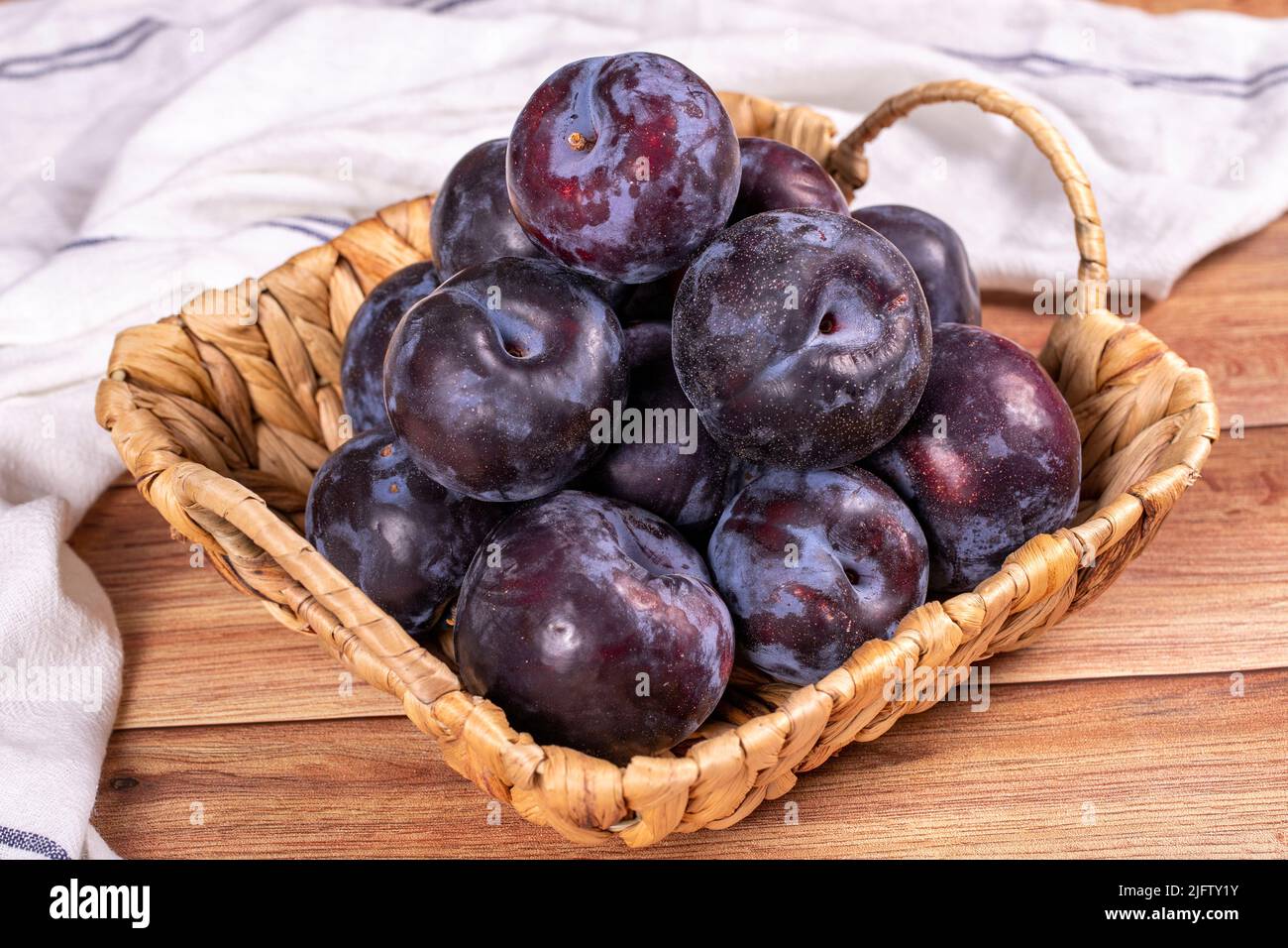 Black plums hi-res stock photography and images - Alamy
