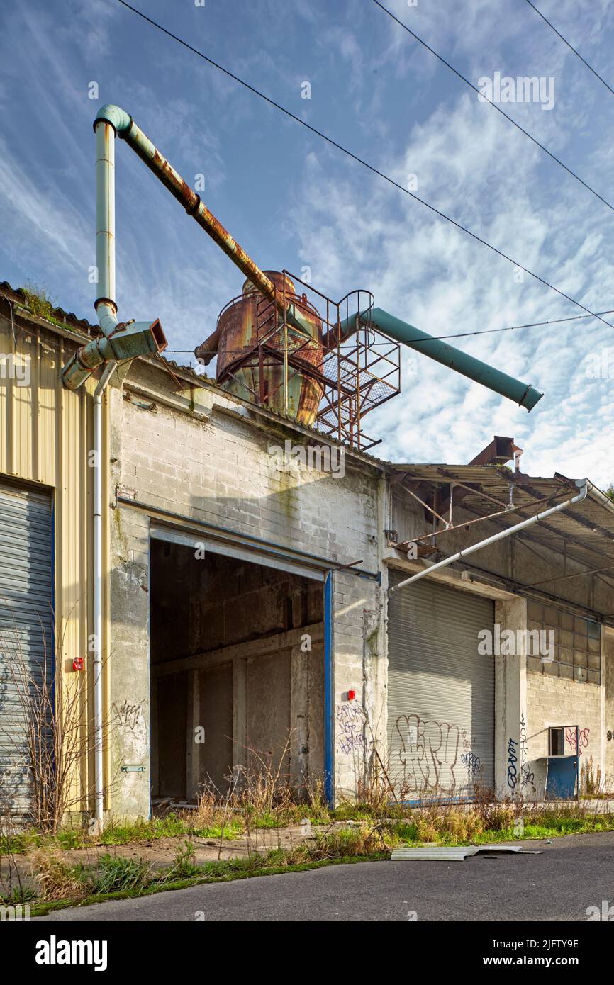 Empty abandoned office building floor hi-res stock photography and ...