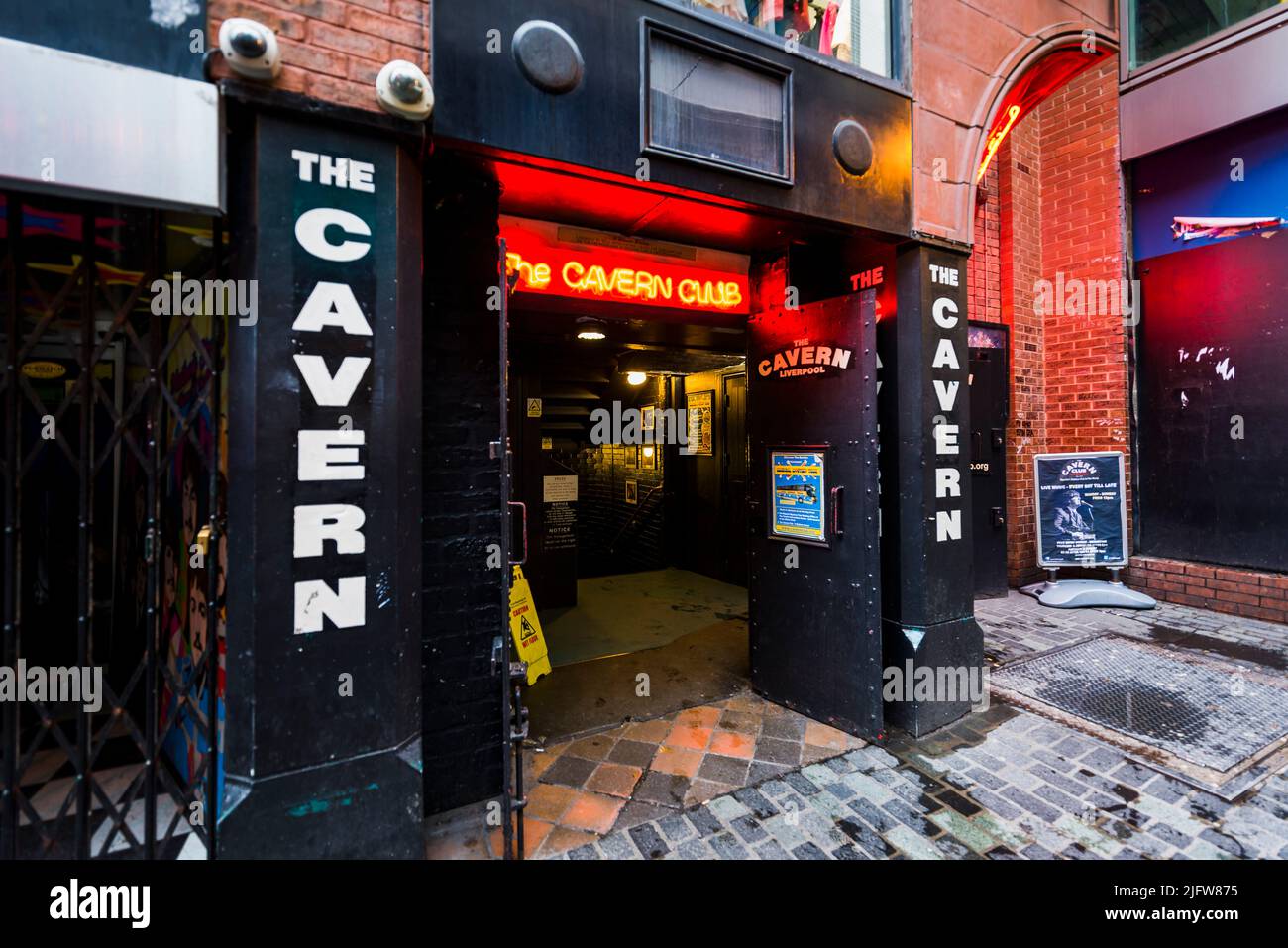 Entrance to the Cavern Club in Mathew St. Liverpool, Merseyside ...
