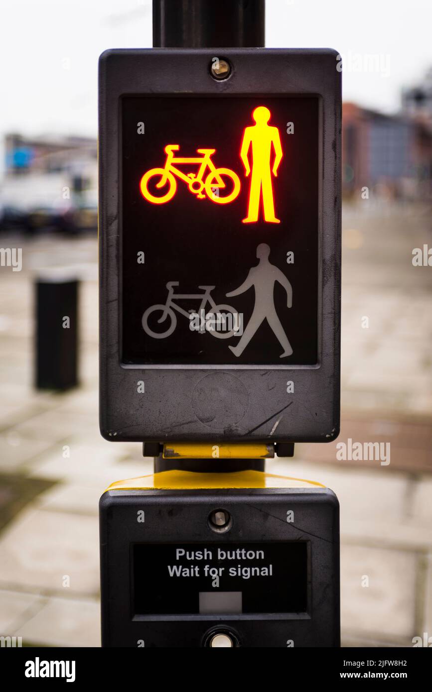 Pedestrian traffic light hi-res stock photography and images - Alamy