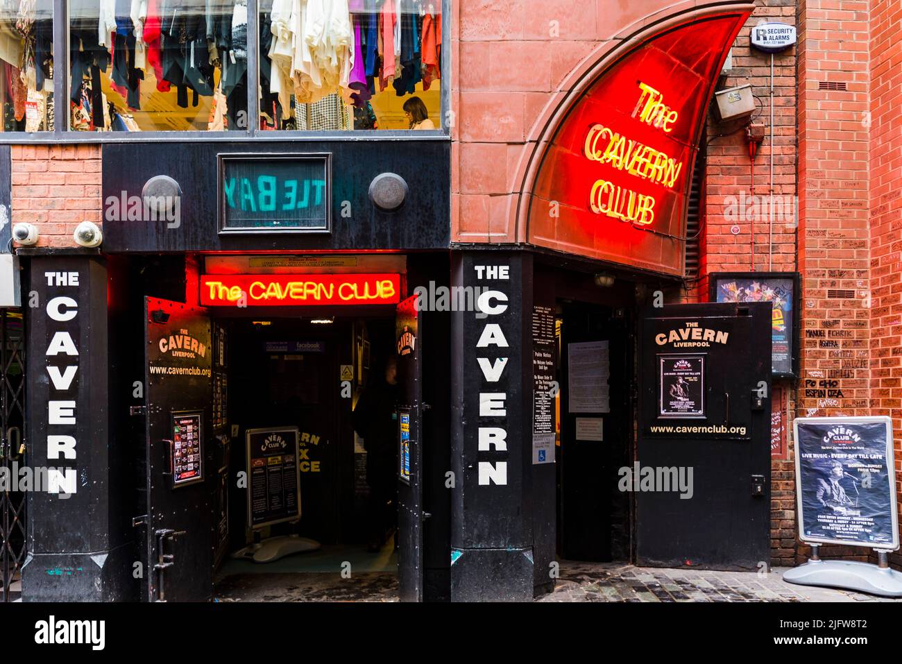 Entrance to the Cavern Club in Mathew St. Liverpool, Merseyside ...