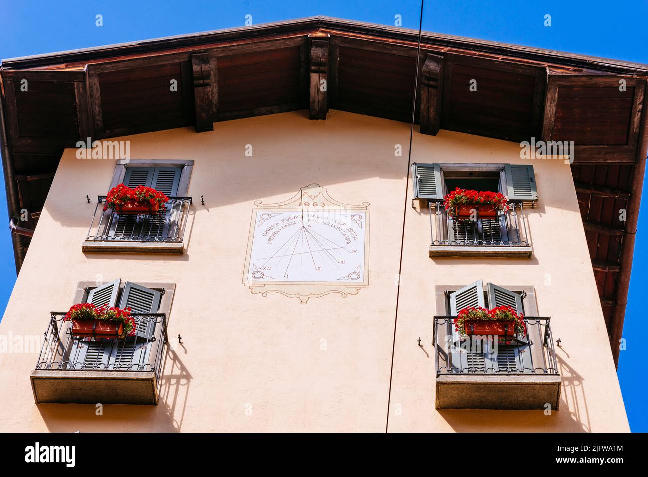 Tall building facade hi-res stock photography and images - Alamy