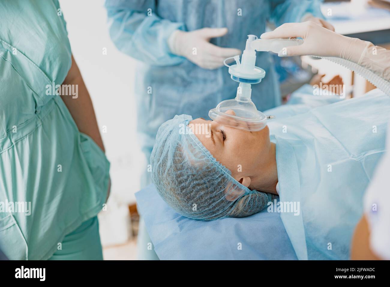 Close up hands of doctor anesthesiologist holding breathing mask on ...