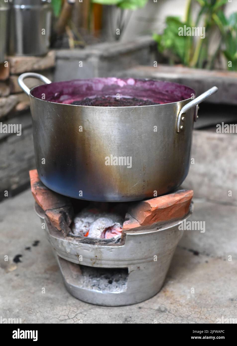 Clay pot cooking vietnam hi-res stock photography and images - Alamy