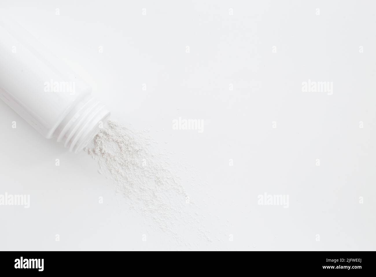 Talcum powder in container. Spilled white powder Stock Photo - Alamy