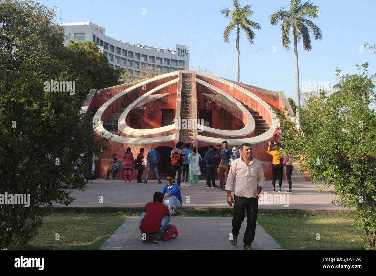 Mix of Modern/Historical architecture at Connaught Place, New Delhi ...