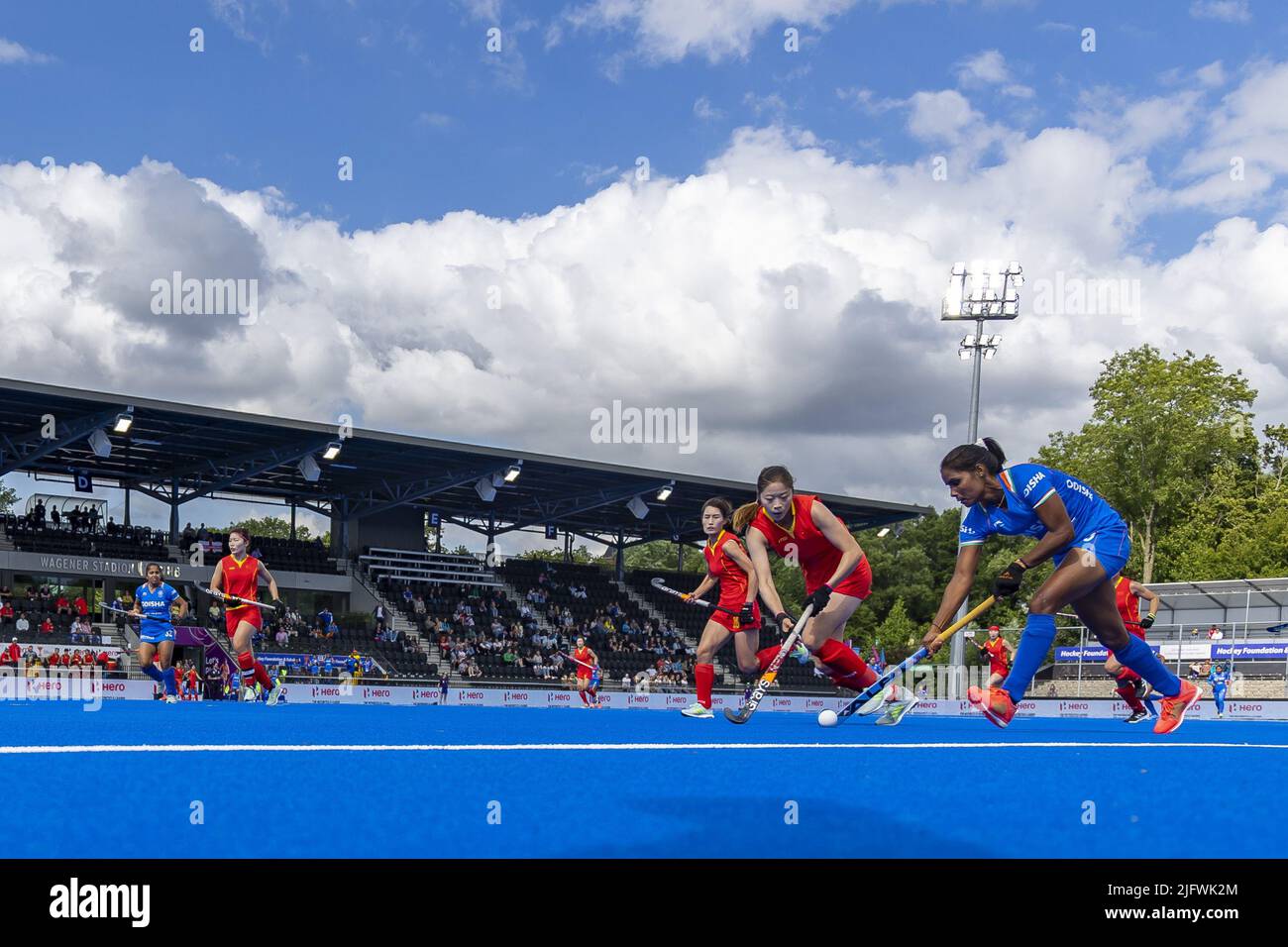 AMSTERDAM - Nikki Pradhan (IND) (l) and Jiaqi Li (CHN) during the match ...