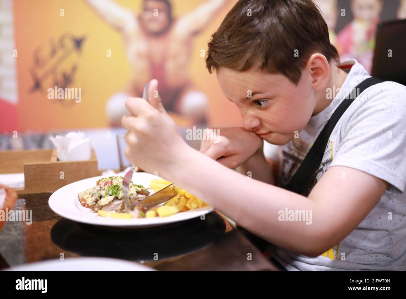 Hand cut chips in restaurant hi-res stock photography and images - Alamy