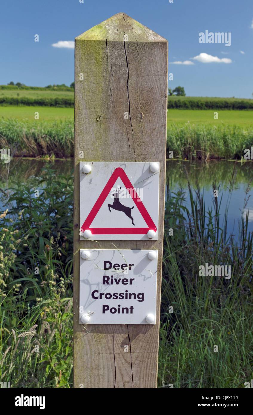 Deer river crossing sign on the bank of the river Avon, Mead Lane ...