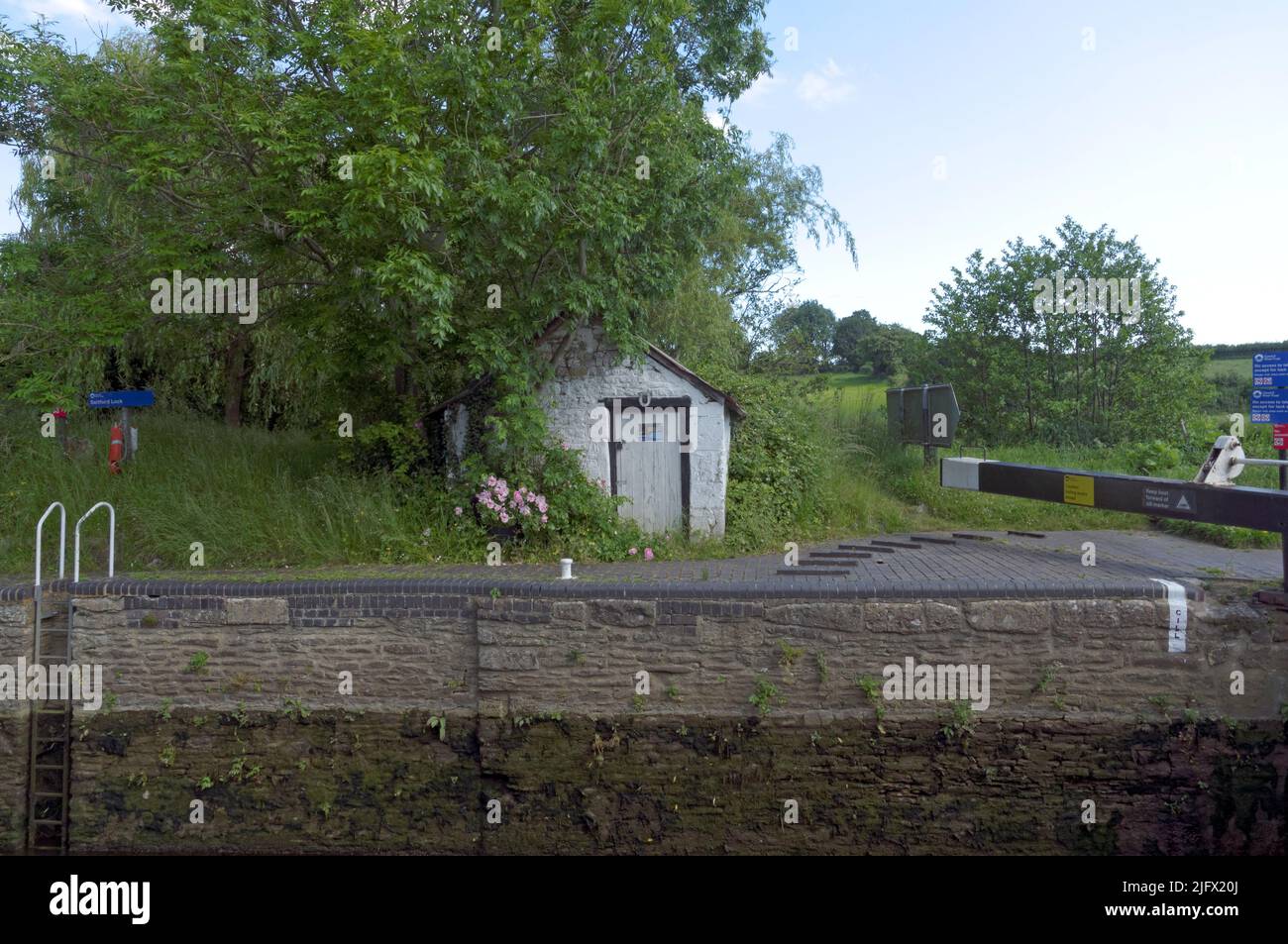 Lockkeeper's hut, on the island at Saltford Lock. Saltford near Bristol ...