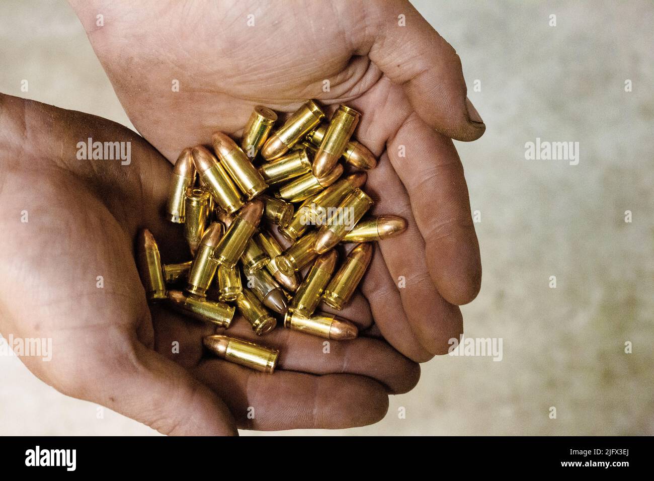 Gold gun and hand hi-res stock photography and images - Alamy
