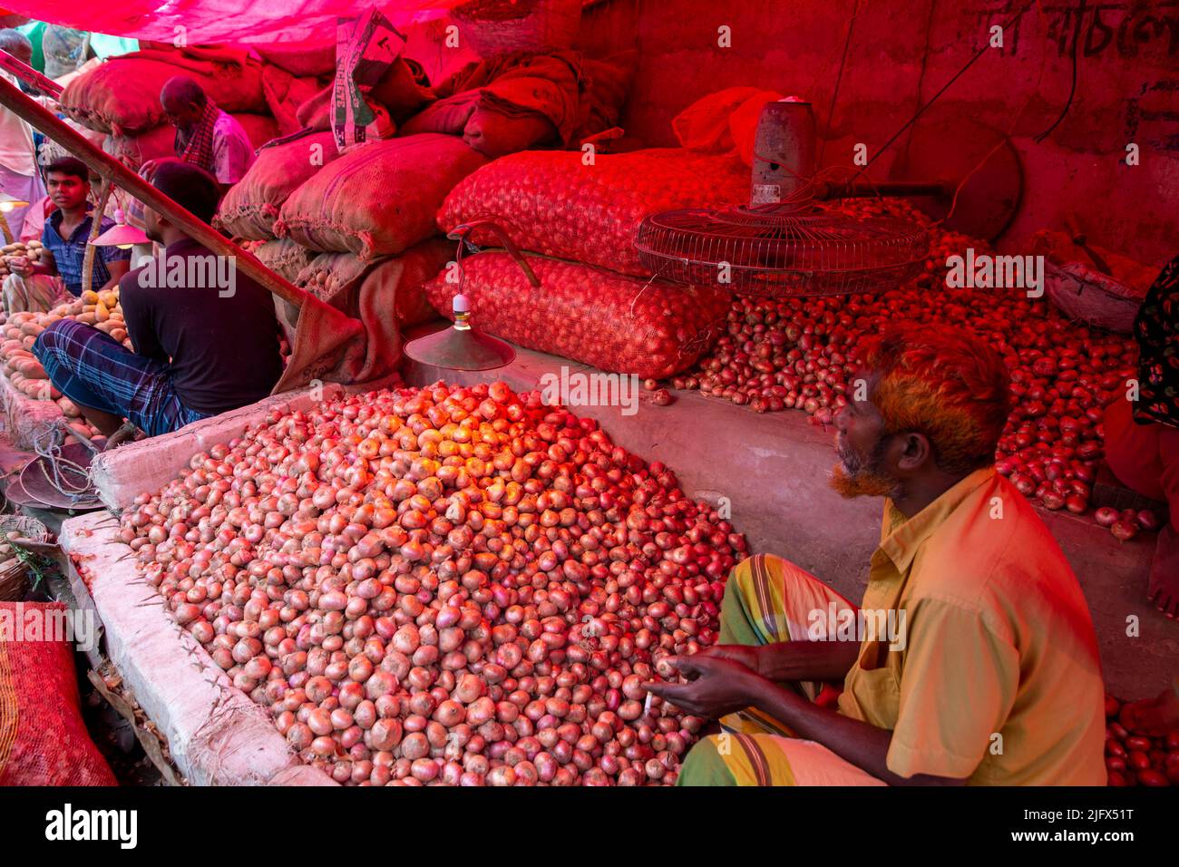 Onion Seller on a footpath in Old Dhaka, Bangladesh Stock Photo - Alamy