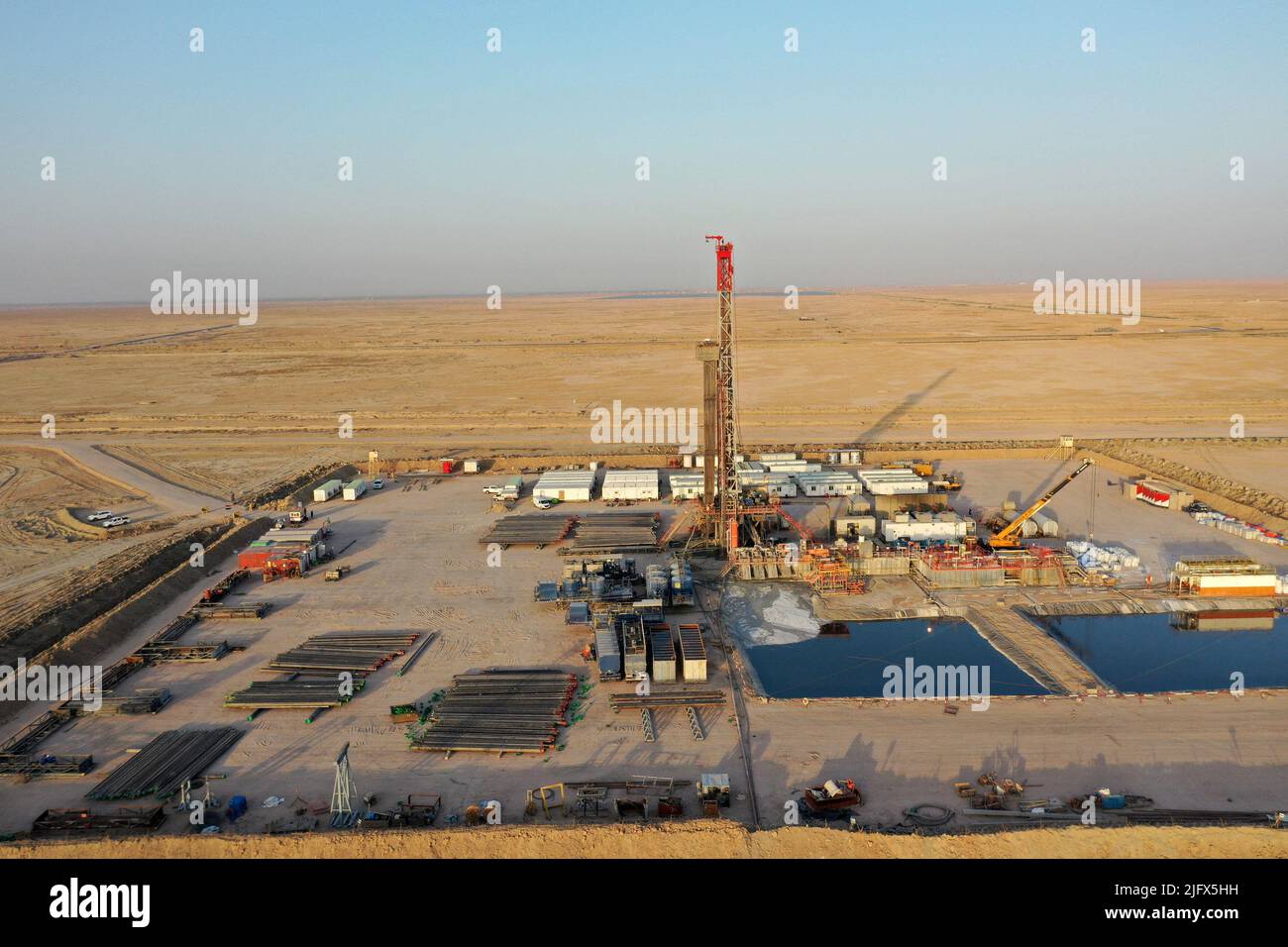 Oil rig iraq hi-res stock photography and images - Alamy