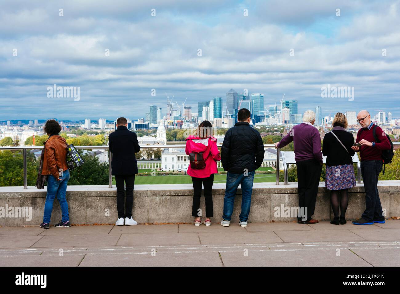 People at Greenwich Park viewpoint. View of Canary Wharf from Greenwich ...