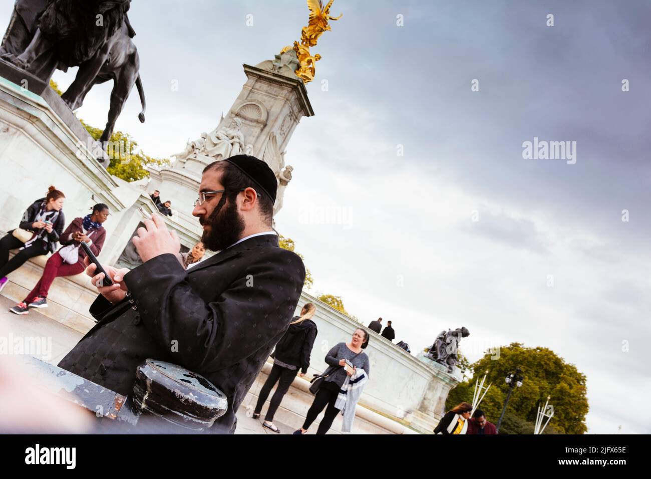 Senior Orthodox Jewish Man next Buckingham Palace. City of Westminster ...