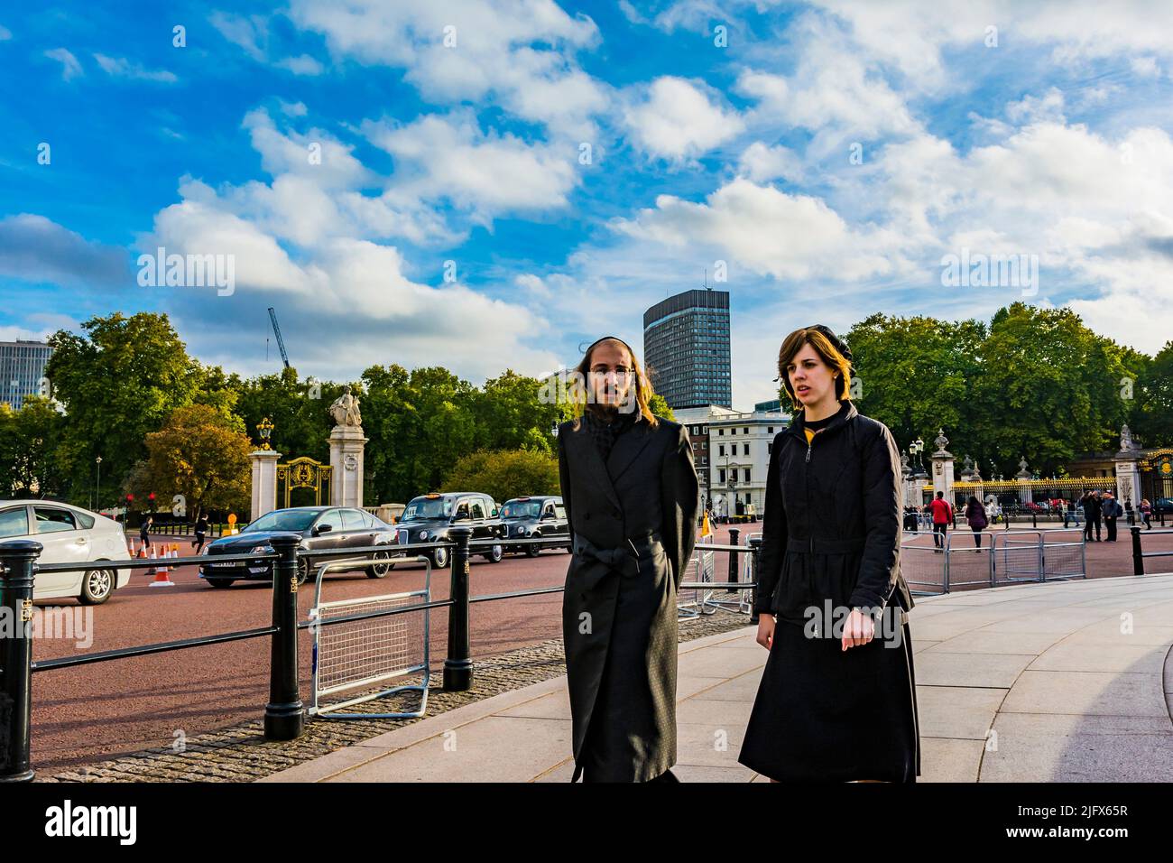 Orthodox jewish couple near Buckingham Palace. City of Westminster ...