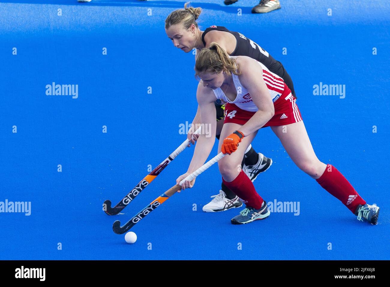 AMSTERDAM - Megan Hull (NZL) and Tessa Howard (ENG) during the match ...