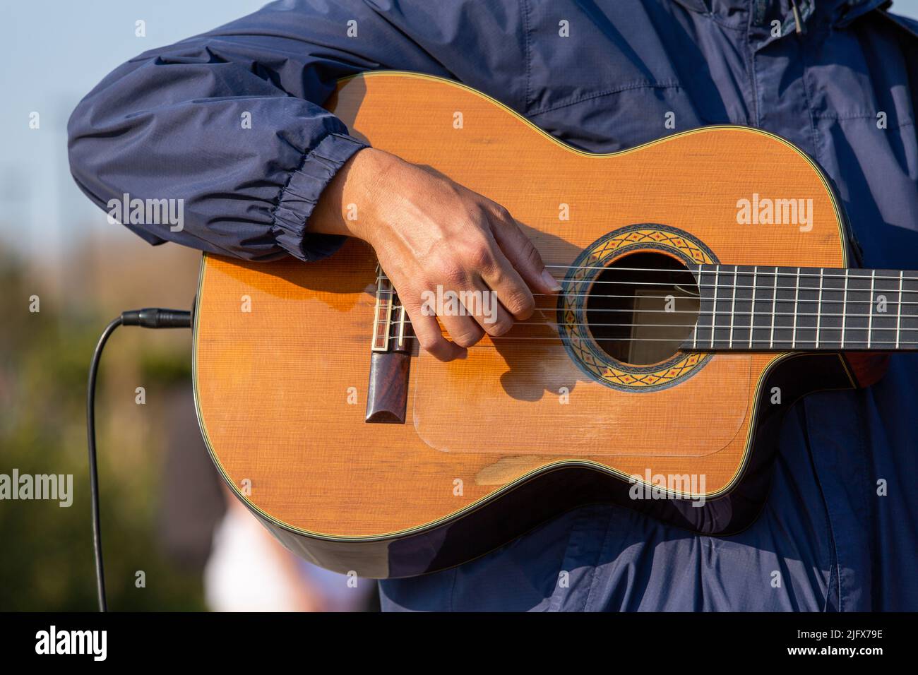 Acoustic guitar concert hi-res stock photography and images - Alamy