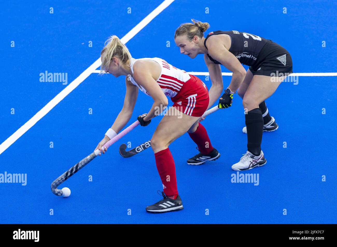 AMSTERDAM - Hannah Martin (ENG) and Megan Hull (NZL) during the match ...
