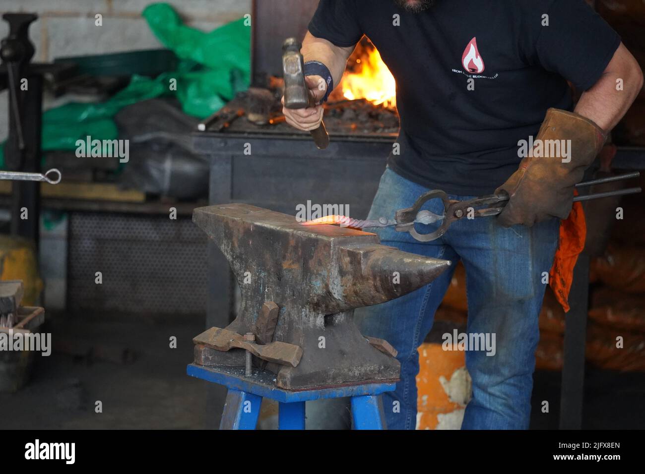 Blacksmith and anvil hi-res stock photography and images - Alamy