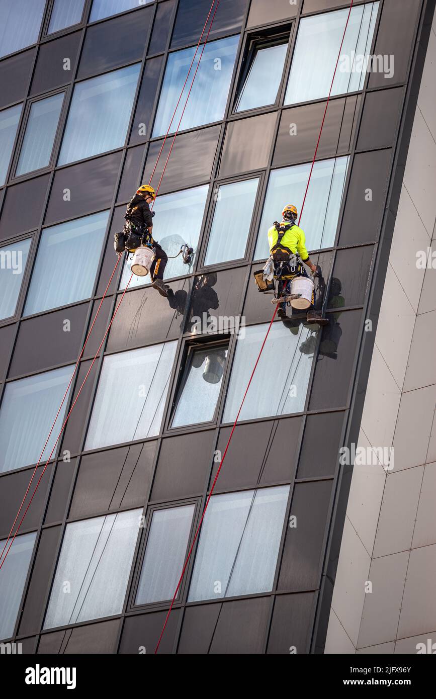 Cleaning skyscrapers hi-res stock photography and images - Alamy